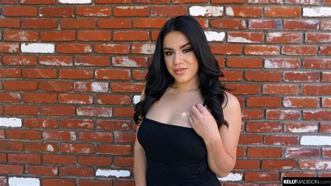 Monica Sage Shamelessly Strips And Shows Hot Body 18 Photos