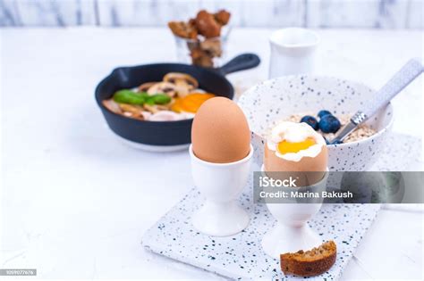 맛 있는 유럽식 아침 식사는 온 가족이 오트밀 커피 계란 딸기 우유에 대 한 최고의 볼 수 있습니다 공간 복사 가족에 대한 스톡 사진 및 기타 이미지 Istock