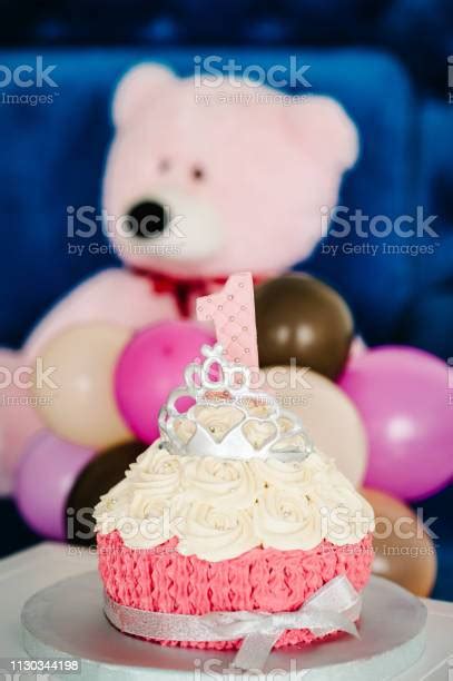 1 년과 그것의 위에 백색 및 분홍색 촛불 케이크 1 년 생일 장식입니다 휴가 대 한 장식 풍선 색 파티 1위에 대한 스톡 사진 및 기타 이미지 Istock