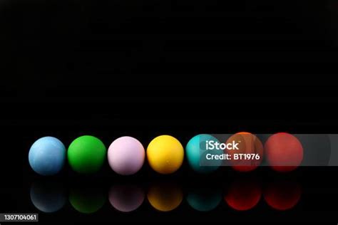 상단은 검은 색 고립 된 배경에 여러 가지 빛깔의 계란의 라인을 볼 수 있습니다 해피 부활절 카드 염색 부활절 달걀 텍스트의 공간을 복사합니다 플랫 레이 스타일 맨 위