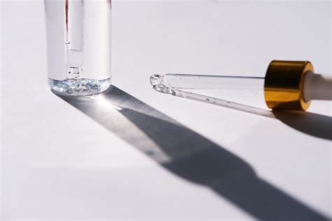 유리 피펫과 화장품 액체 한 병이 흰색 배경에 그림자를 드리운다 측면보기 0명에 대한 스톡 사진 및 기타 이미지 0명