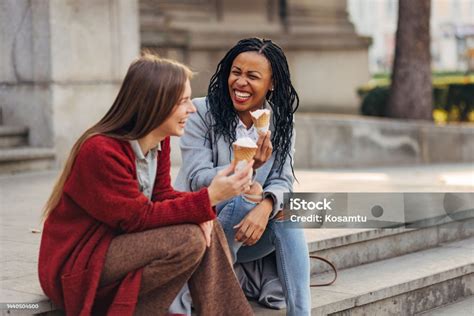 두 명의 행복한 여자가 계단에 앉아 아이스크림을 먹고 있다 땋은 머리에 대한 스톡 사진 및 기타 이미지 땋은 머리 25 29세 2명 Istock