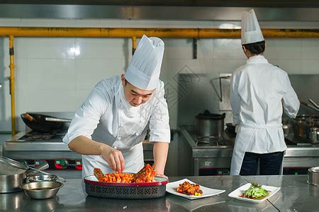 后厨内的专业厨师烹饪美味佳肴高清图片下载 正版图片507636338 摄图网