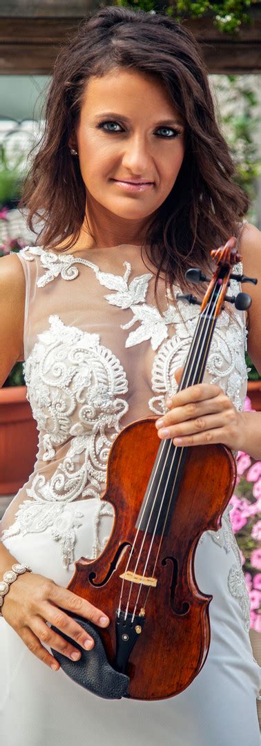 Irmina Trynkos Violinist