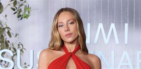 Ester Expósito Se Hace Una Foto Con Un Fan Y Este Le Pone La Mano En El