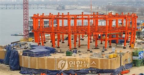 한강 인공섬 플로팅 아일랜드 공사 한창