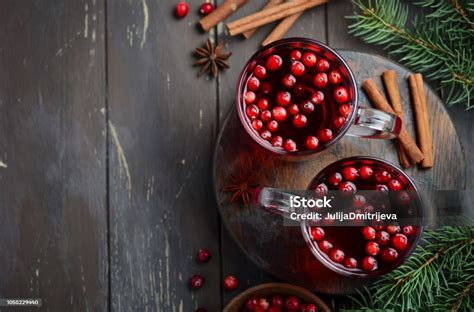 크 렌 베리 음료 전나무 가지 향신료와 신선한 딸기 장식 나무 배경 0명에 대한 스톡 사진 및 기타 이미지 0명 가문비나무 강림절 Istock