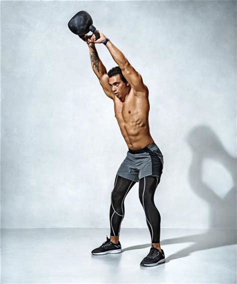 زن ورزشکار در حال پریدن با دمبل عکس زن فعال با لباس ورزشی در زمینه زرد حرکت پویا نمای کنار ورزش