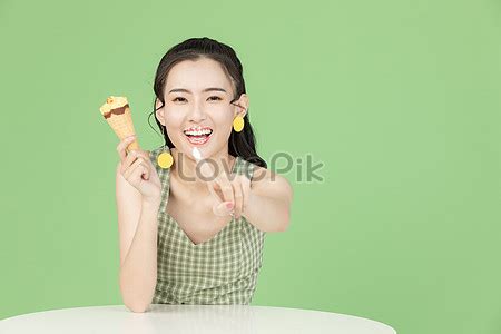 Sweet Beauty Sex Eating Ice Cream Picture And HD Photos Free Download On Lovepik