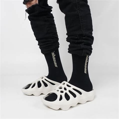 Вещь дня: сланцы Yeezy 450 Slide "Ophani"