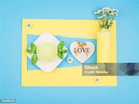 민트 잎이 들어간 블루 베리 아이스크림 한 그릇 흰색 접시에 신선한 딸기 카모마일 꽃과 나무 심장 0명에 대한 스톡 사진 및 기타 이미지 Istock