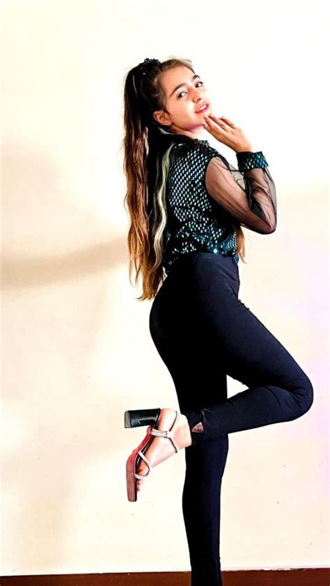 درخشنده تر از ماه دابسمش🎤💃🎵‎ ‎اهنگ بارون تقدیم نگاه زیباتون بزن رو ویدیو و کامل ببین عزیزم