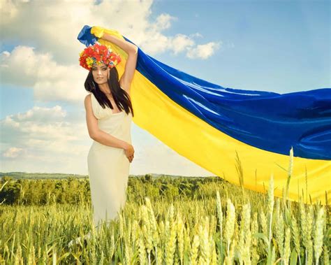 Картинки україна флаг поле вінок дівчина жито сорочка Ukraine
