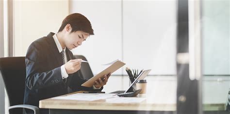 문서를 확인 하면서 자신의 보고서에 작업 하는 젊은 잘 생긴 회계사 경영자에 대한 스톡 사진 및 기타 이미지 경영자 기업 비즈니스 기업가 Istock