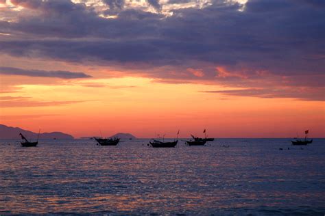 배경 화면 보트 일몰 바다 만 물 육지 반사 하늘 해돋이 고요한 저녁 아침 연안 수평선 황혼 구름
