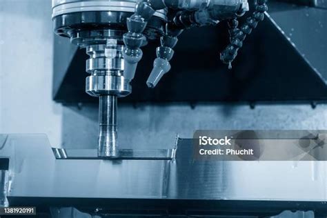 Cnc 밀링 기계는 인덱싱 가능한 엔드밀 공구에 의해 사출 금형 부품을 거칠게 절단합니다 Cnc 장치에 대한 스톡 사진 및 기타 이미지 Cnc 장치 0명 강철