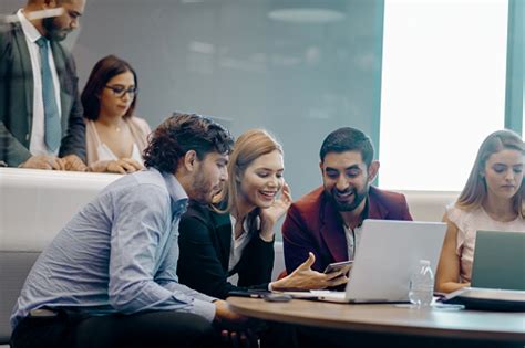 크라우드 펀딩 프로젝트를 계획하는 다양한 라틴계 비즈니스 사람들 남자에 대한 스톡 사진 및 기타 이미지 남자 여자 사업가 토론 Istock
