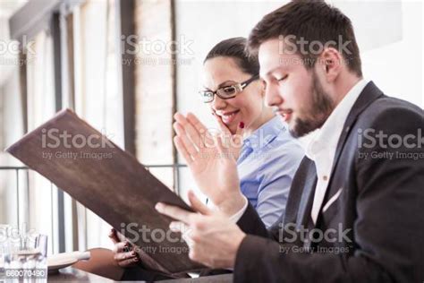 젊은 사업가 점심 시간에 레스토랑에서 메뉴를 탐색 하는 사업 20 29세에 대한 스톡 사진 및 기타 이미지 20 29세 2명 경영자 Istock