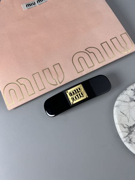 Заколка для волос Miu Miu 1 шт купить с доставкой по выгодным ценам в интернет магазине Ozon