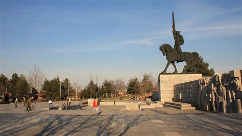 Поругаха паметника на Хан Аспарух в Добрич Новини бг