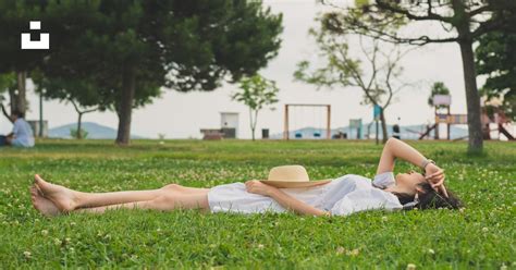 머리에 모자를 쓰고 풀밭에 누워 있는 여자 사진 Unsplash의 무료 소녀 행복 이미지