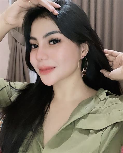 Cantiknya Tisya Erni Model Hot Yang Suka Ngopi Dan Ngemil Apel
