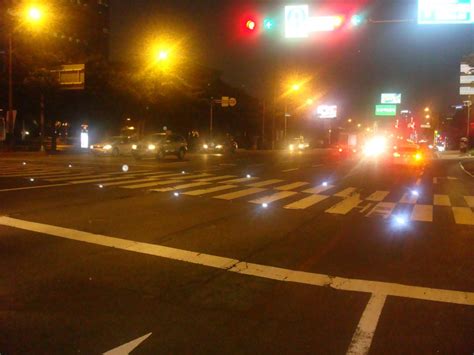 도로위 반짝이는 도로표지병 횡단보도에도 설치가능 네이버 블로그