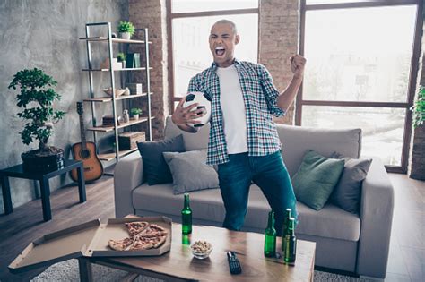 초상화 의 사랑스러운 좋은 사람 스포츠 연인 반응 달성 팀 외침 미친 홀드 손 발 볼 스탠드 디반 이 피자 아파트 룸 인테리어