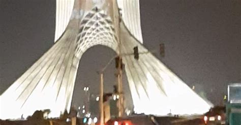 شعار علیه حکومت در نقاطی از تهران و کرج؛ نورپردازی زن زندگی آزادی روی