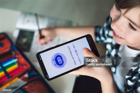 모바일 애플리케이션에서 시스템 Ai 챗봇을 사용하는 웃는 소년 챗봇 대화 Ai 인공 지능 기술 미래 지향적인 기술 인터넷의 가상 비서 10 11세에 대한 스톡 사진 및 기타