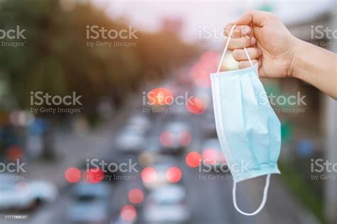 손 잡고 닫아 얼굴 위생 마스크 코 야외를 착용 제출 제출합니다 생태 대기 오염 자동차 환경 및 바이러스 보호 개념 독감 건강 독성 먼지에 대 한 건강 효과의 도시 마스크에