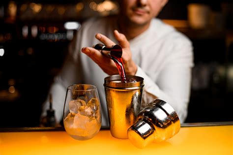 바텐더의 손에 강철 지거에서 액체를 붓는 셰이커의 클로즈업 보기 지거 바텐딩 도구에 대한 스톡 사진 및 기타 이미지 지거