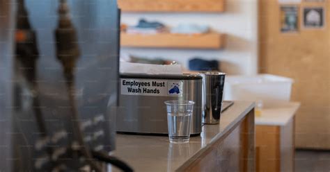 카운터에 커피 메이커와 컵이 있는 커피숍 사진 Unsplash의 하이진 이미지