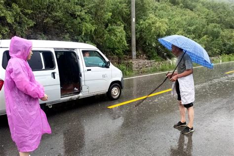 暴雨中，井陉这位老人被拦住！澎湃号·政务澎湃新闻 The Paper