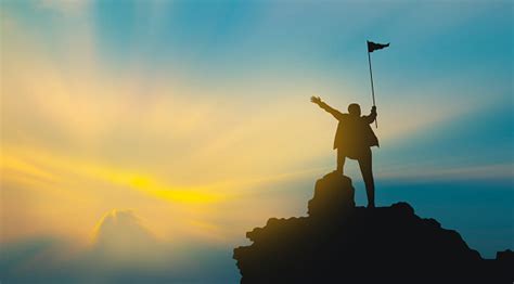 하늘과 태양 빛 배경 비즈니스 성공 리더십 성취와 사람들 개념을 통해 산 꼭대기에 사람의 실루엣 개념에 대한 스톡 사진 및 기타 이미지 Istock