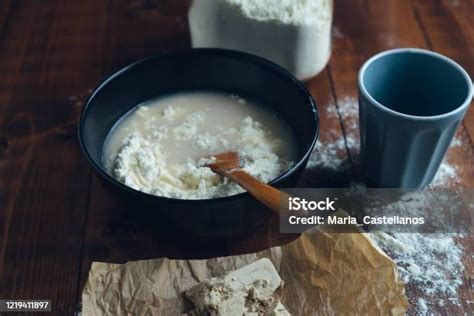 어두운 나무 바닥에 사워 도우를 만들기위한 물과 밀가루검은 세라믹 그릇 베이커리 컨셉 0명에 대한 스톡 사진 및 기타 이미지 0명 건강한 식생활 고기 Istock