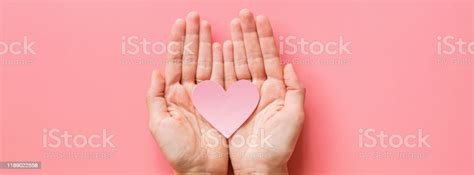 발렌타인 데이 배경입니다 분홍색 난로를 들고 여성의 손 플랫 레이 상단 보기 모형 템플릿 복사 공간 2월 14일 축하를 위한 최소한의 추상구성 개념에 대한 스톡 사진 및