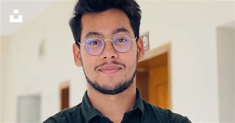 방에 서 있는 안경을 쓴 남자 사진 Unsplash의 무료 라빈 이미지