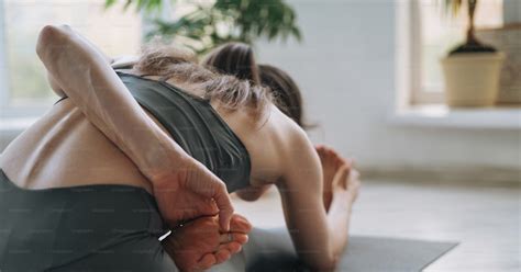 젊은 맞는 여자는 그린 하우스 식물이 있는 가벼운 요가 스튜디오에서 아사나를 하는 요가를 연습한다 사진 Unsplash의 운동 이미지