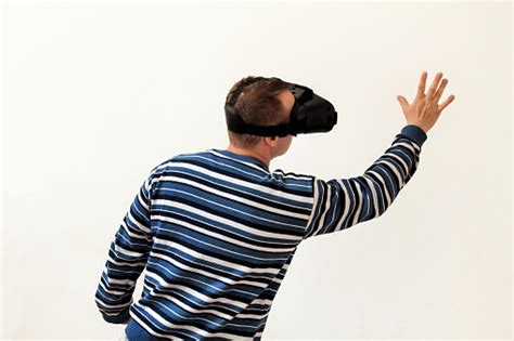 남자 착용 하 고 흰색 바탕에 장치 가상 현실 안경에 모바일 게임 애플 리 케이 션을 재생 남자 작업 및 가상 헤드셋 Vr 상자를 사용 하 여 스마트 폰 사용 현대 기술