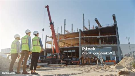 전문가의 다양한 팀은 상업 산업 건물 건설 현장을 검사합니다 토목 엔지니어 투자자 및 사업가와 부동산 프로젝트 배경 마천루 어폼 프레임에서 크레인에 대한 스톡 사진 및 기타
