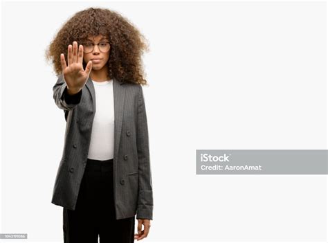 아프리카계 미국인 비즈니스 여자 안경을 착용 중지 하 고 손의 종 려를 가진 노래 얼굴에 부정적이 고 심각한 제스처와 경고 식입니다 거절에 대한 스톡 사진 및 기타 이미지