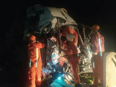 အမြန်လမ်းတွင် ကုန်ကား တစ်စီး တိမ်းမှောက် ၁ ဦး ‌ေ သဆုံး၊ ၁ ဦး ဒဏ်ရာရ