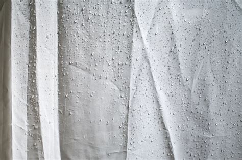 물 방울 흰색 배경에 증기 샤워 빛과 그림자 욕실 개념젖은 흰색 주름 샤워 커튼 가정의 방에 대한 스톡 사진 및 기타 이미지 가정의 방 건조한 구겨진 Istock