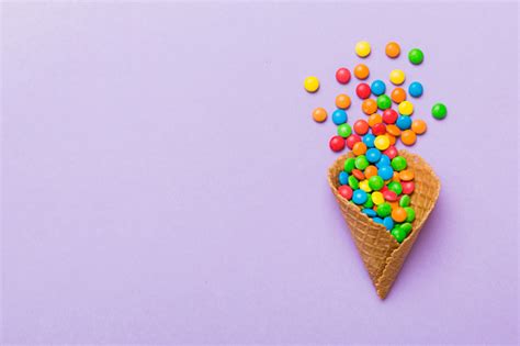 복사 공간이 있는 컬러 배경에 떨어지는 다양한 전통 사탕으로 가득 찬 와플 콘 해피 홀리데이 판매 개념 Carnival에 대한 스톡 사진 및 기타 이미지 Istock