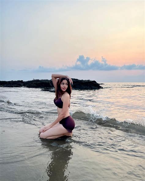 Photos டிரான்ஸ்பரன்ட் உடையில் வசீகரிக்கும் அழகில் சாக்ஷி போசலே வேற லெவல் பிக்ஸ் இதோ