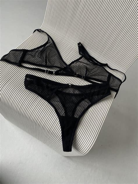 Купальники и нижнее бельё Купальники и нижнее бельё