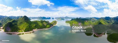 베이 캣 바 섬에서 하 롱의 공중 보기 독특한 석회암 바위 섬과 바다에서 카르스트 형성 봉우리 베트남의 유명한 관광 지 경치 좋은 푸른 하늘입니다 경관에 대한 스톡 사진 및