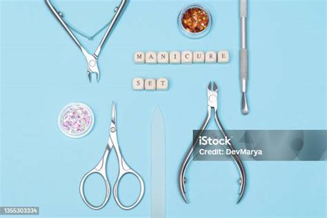 매니큐어 장비 세트의 최고 보기 여성 손톱 관리 장비 세트 파란색 배경에 매니큐어 및 페디큐어 장비 0명에 대한 스톡 사진 및 기타 이미지 Istock