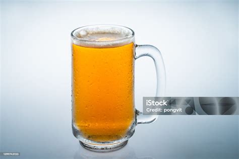 얼음 조각이 물 잔에 떨어졌습니다 맑은 유리에서 물이 튀었다 신선한 개념 가득 찬에 대한 스톡 사진 및 기타 이미지 가득 찬